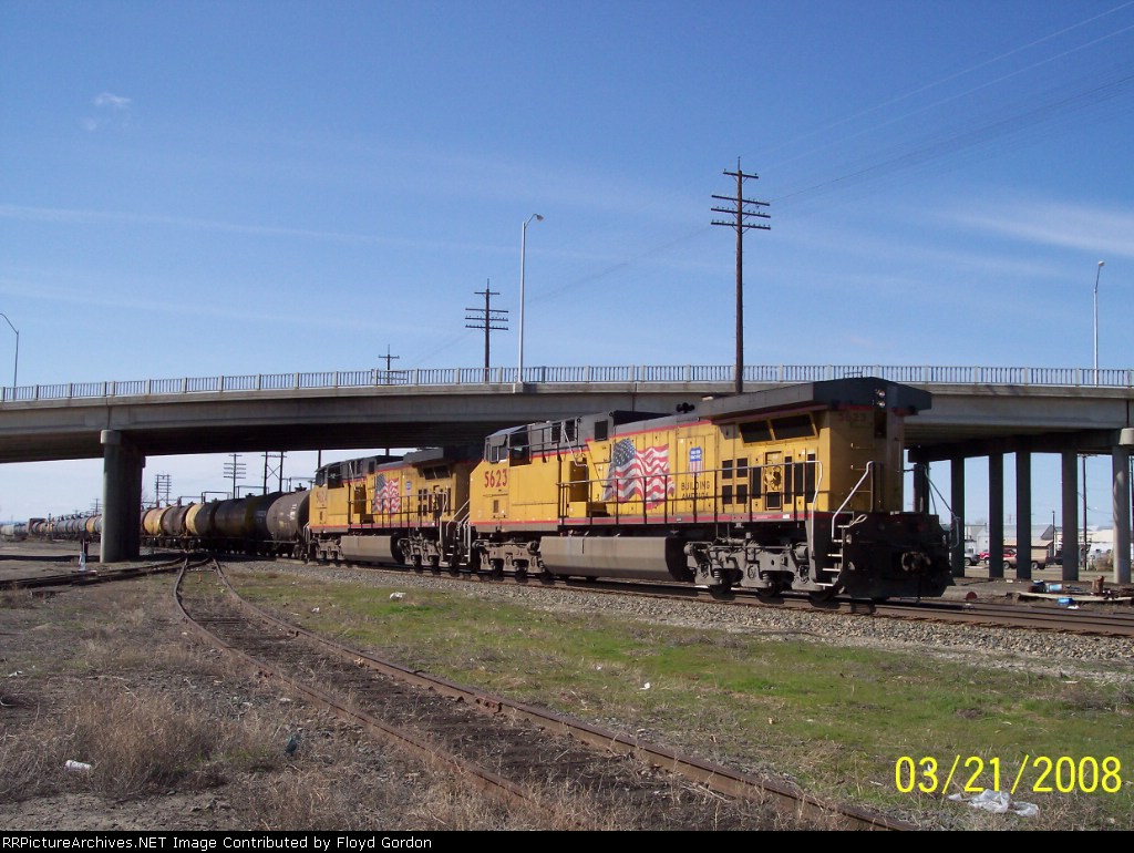 UP 5623 and UP 5624 share the work at